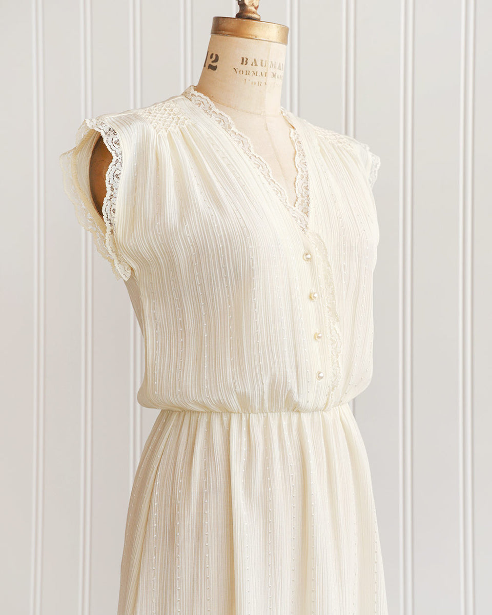 Feminine Vintage Dresses / Romantic Vintage Dresses / Creme de Vanille ...